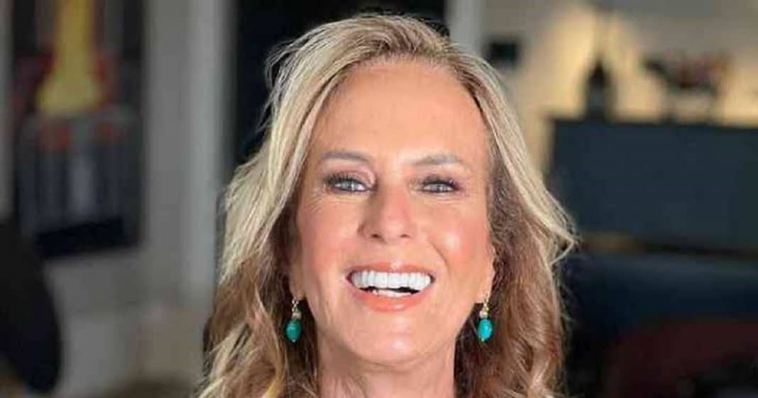 Aos 81 anos, Helô Pinheiro posa de biquíni em varanda de hotel e sua ...